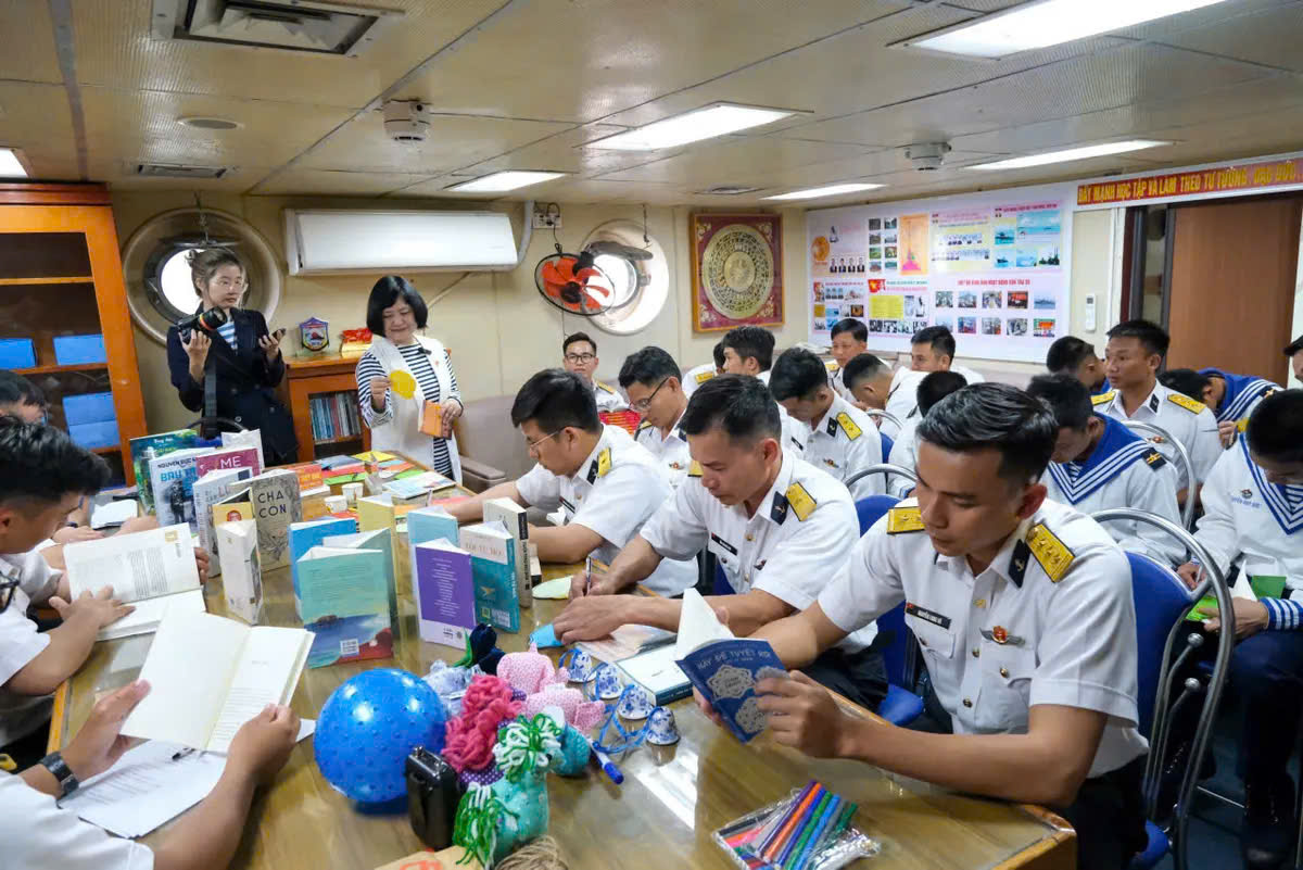 Lữ đoàn 172, Vùng 3 Hải quân lan tỏa giá trị sách và văn hóa đọc năm 2025 - Câu lạc bộ Đọc sách ...