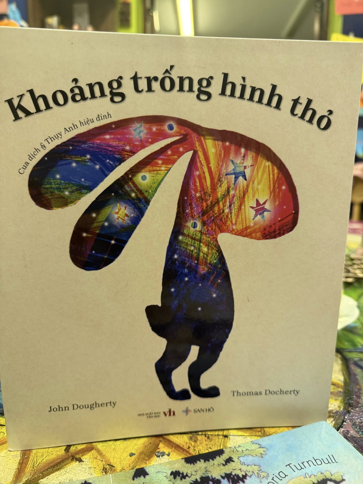 Khoảng trống hình thỏ (John Dougherty - Thomas Docherty, Cua dịch, Thụy Anh hiệu đính, San Hô ...